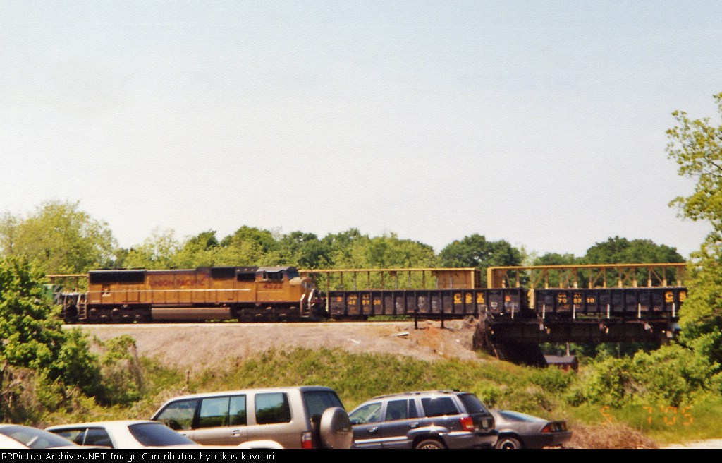UP 4522 above the weedgrown Southern yard